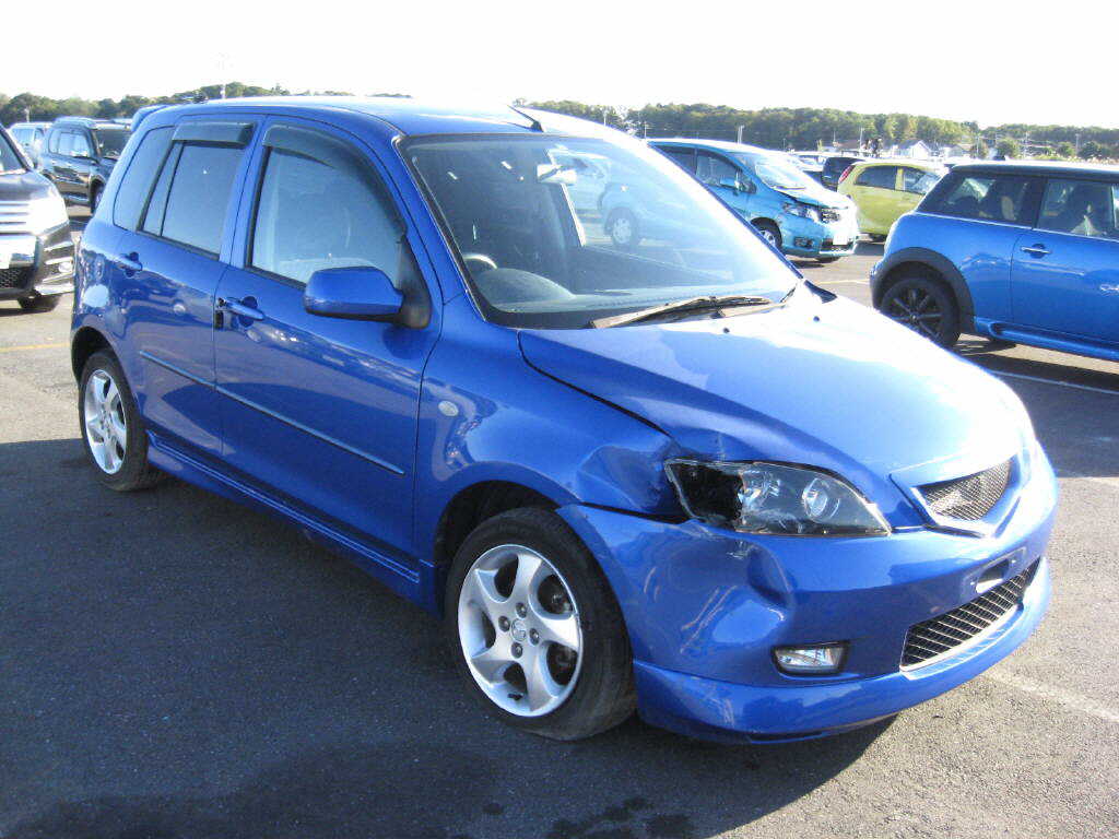 Автомобиль на разбор Mazda Demio DY5W ZY 2003 года