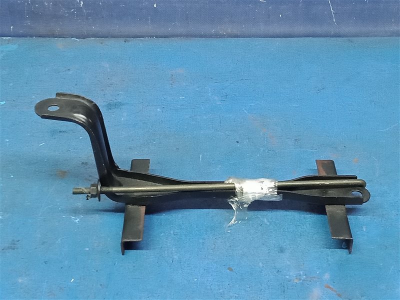Крепление аккумулятора Toyota Harrier кузов MCU10W двигатель 1MZ-FE год ...
